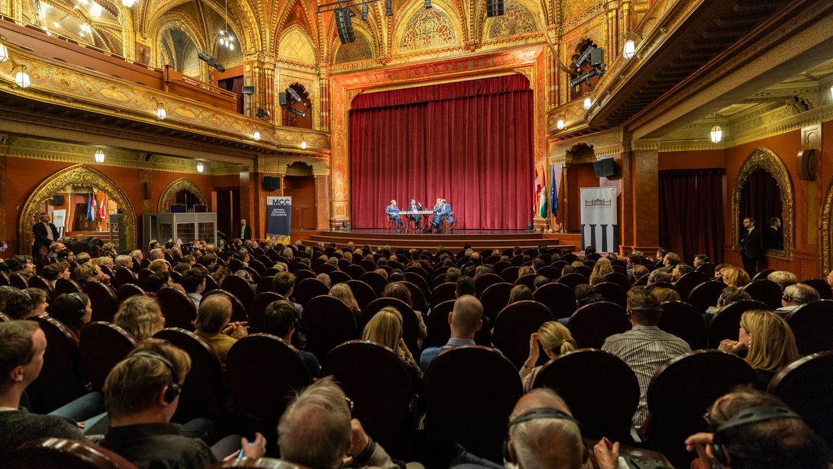 Budapest Cinema Packed as Former Austrian Chancellor Attends Film Premiere Budapest Cinema Packed as Former Austrian Chancellor Attends Film Premiere